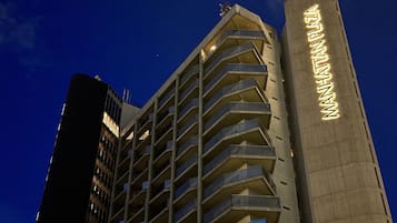 Fachada da propriedade à noite
