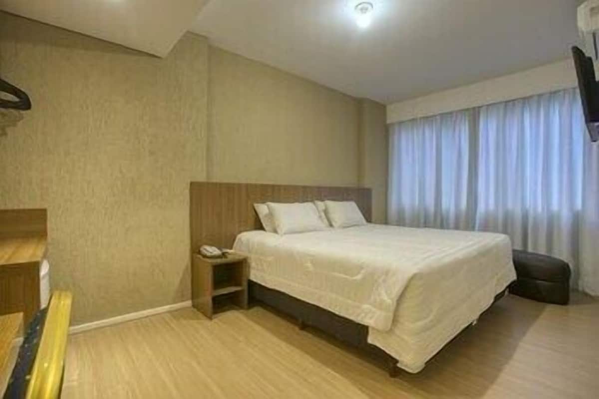 Minibar, secretária, Wi-fi grátis, roupa de cama fornecida