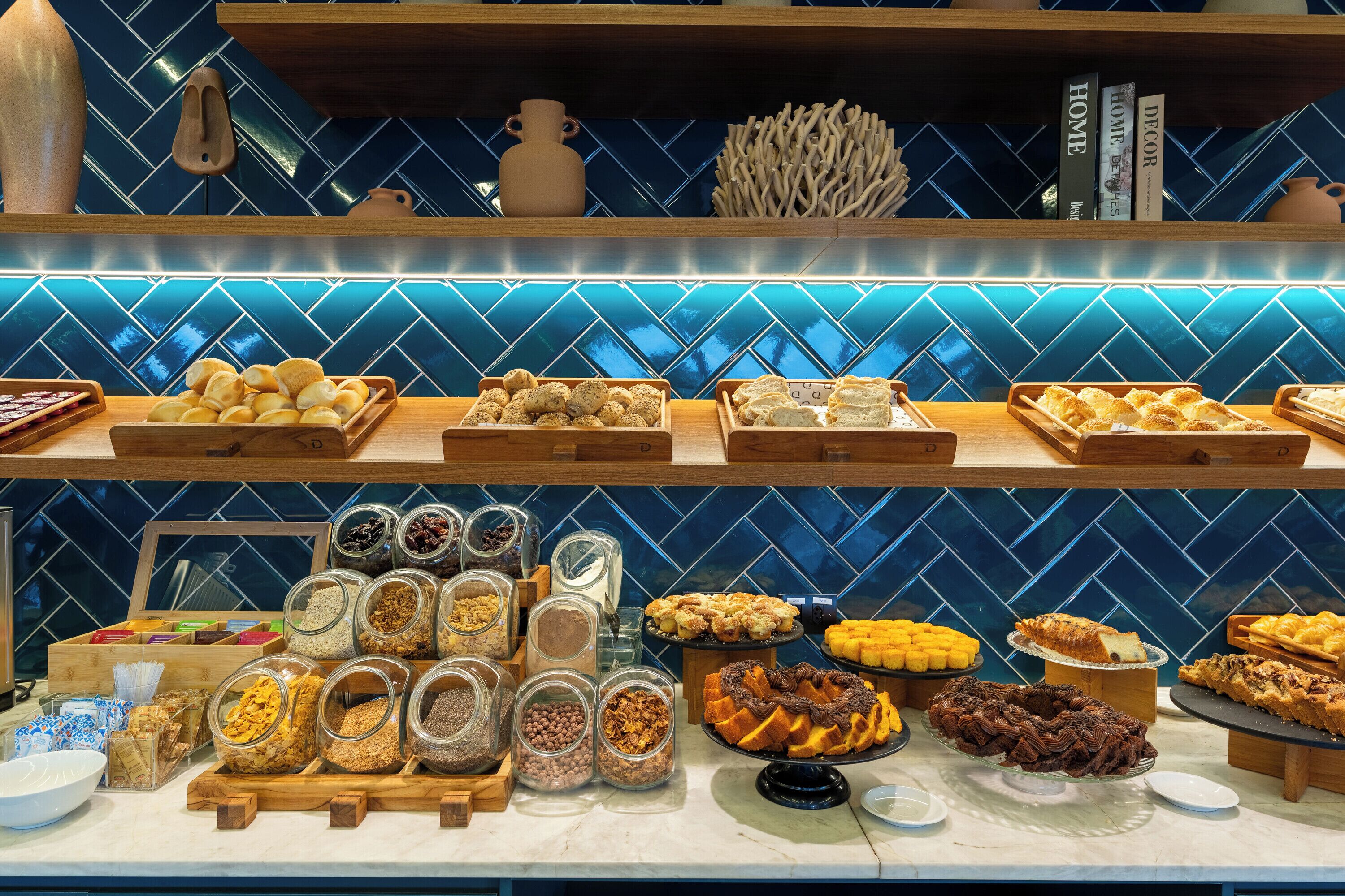 Café da manhã completo grátis todos os dias