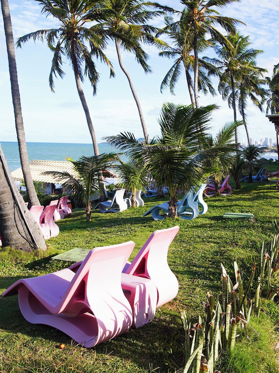 Na praia, praia de areia branca, toalhas de praia, voleibol de praia 