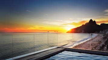 Piscina exterior, guarda-sóis, espreguiçadeiras