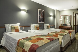 Roupas de cama premium, frigobar, cofres nos quartos, escrivaninha