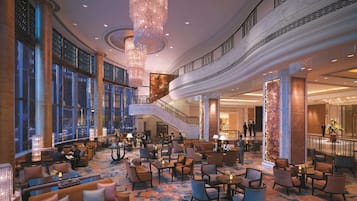 Este bar no lobby do hotel