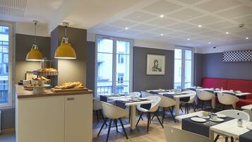 Café da manhã com buffet todos os dias (EUR 19 por pessoa)