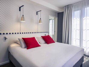 Suíte, 1 cama de casal e sofá-cama | Frigobar, cofres nos quartos, escrivaninha, quartos à prova de som