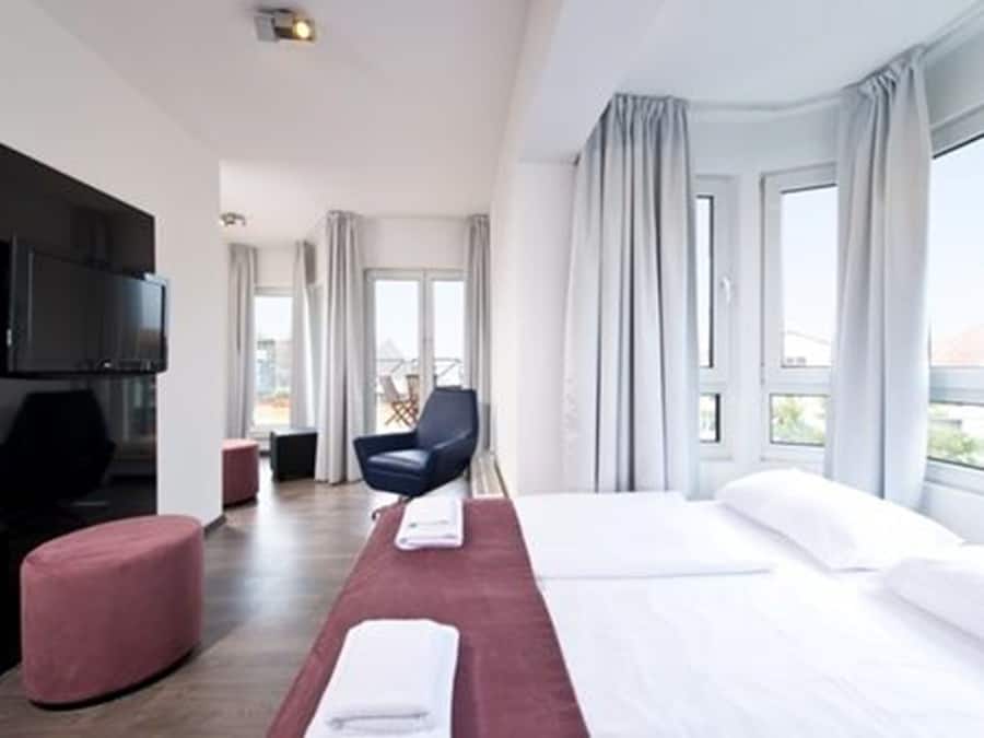 Quarto Duplo Standard | Roupa hipoalergénica, cofre no quarto, secretária