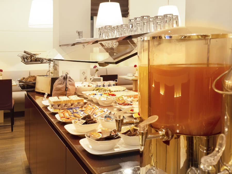 Pequeno-almoço tipo buffet diário (15 EUR por pessoa)