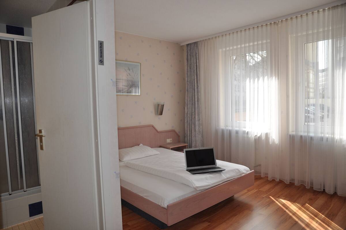 Quarto Individual | Roupa hipoalergénica, secretária, quartos insonorizados