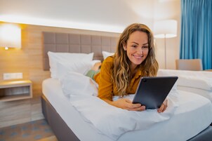 Roupas de cama premium, cofres nos quartos, escrivaninha