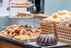 Pequeno-almoço tipo buffet diário mediante uma taxa
