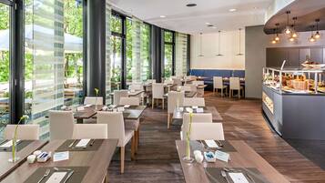 Pequeno-almoço tipo buffet diário mediante uma taxa