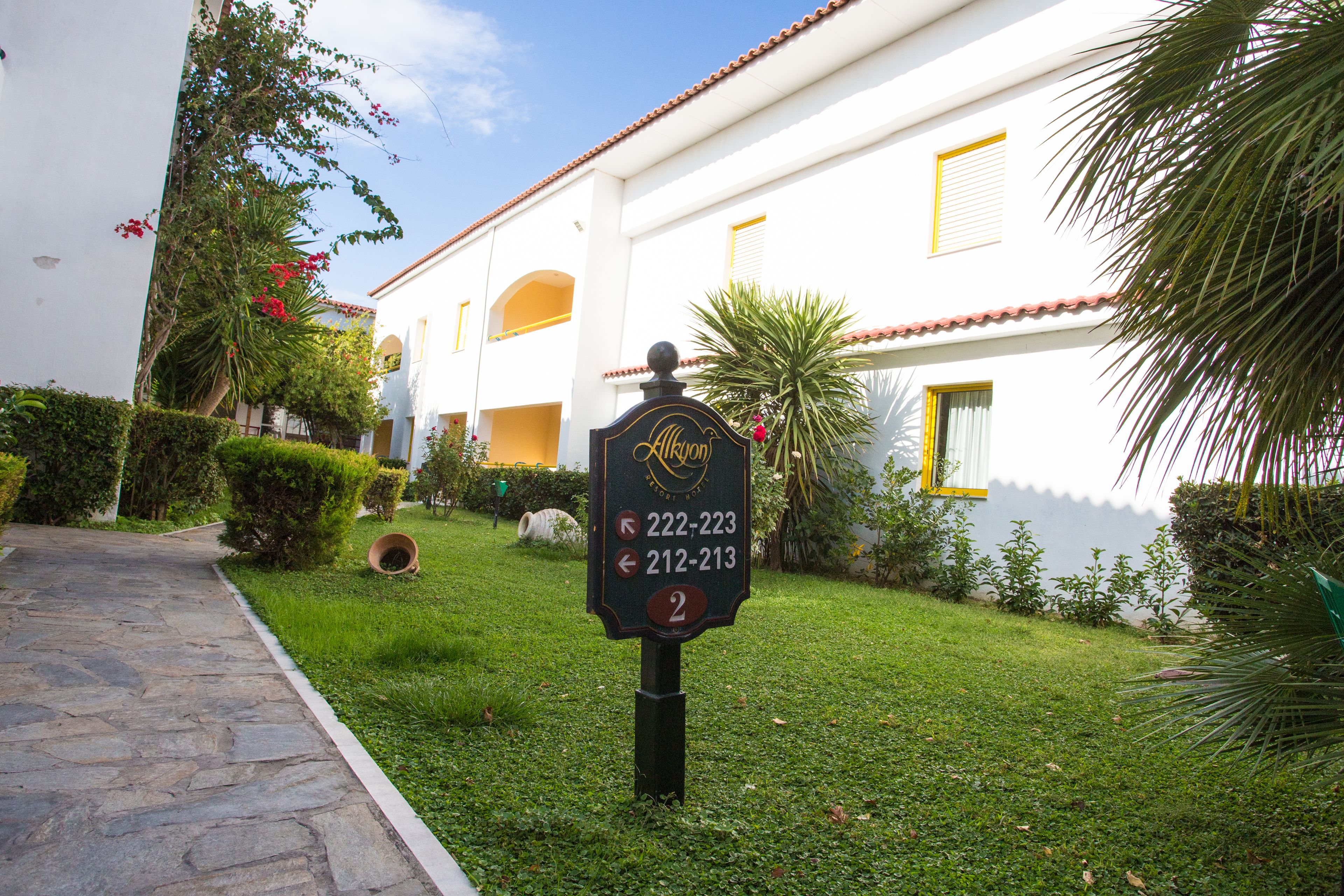 Placa de sinalização com números de contato e o número '2' indicando um local.
