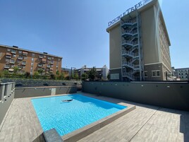 Piscina exterior sazonal, guarda-sóis, espreguiçadeiras