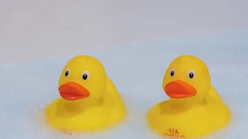 Dois patos de borracha em uma banheira cheia de água.