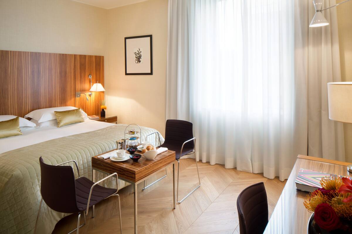 Roupas de cama antialérgicas, cofres nos quartos, escrivaninha