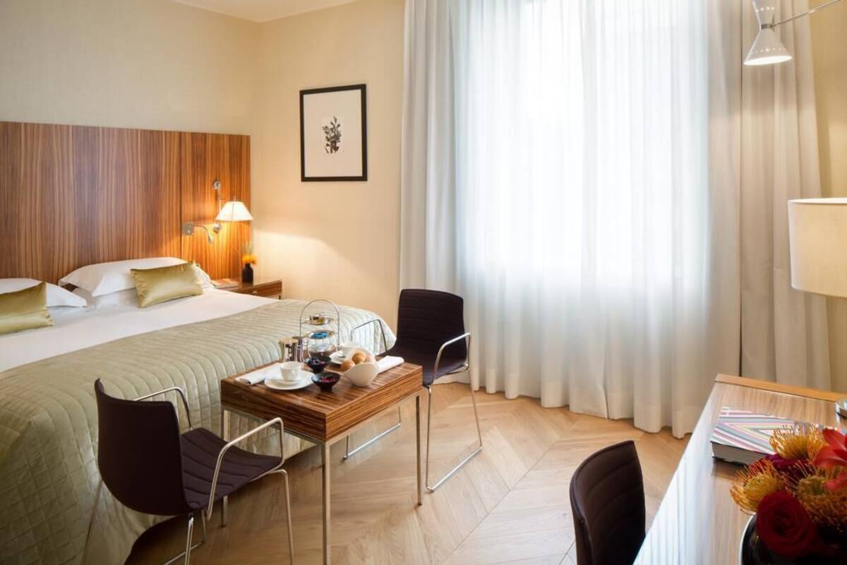 Roupas de cama antialérgicas, cofres nos quartos, escrivaninha