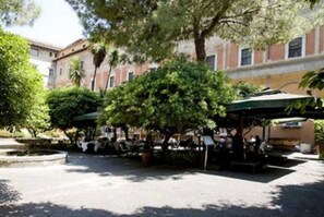 Serviço de café da manhã, almoço, jantar; vistas para o jardim