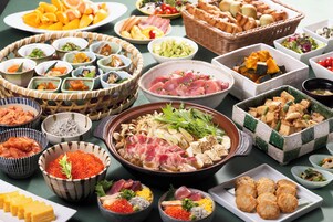 Diversos pratos e alimentos dispostos sobre uma mesa.