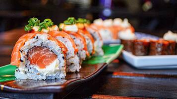 Uma seleção de sushi sobre uma mesa de madeira.