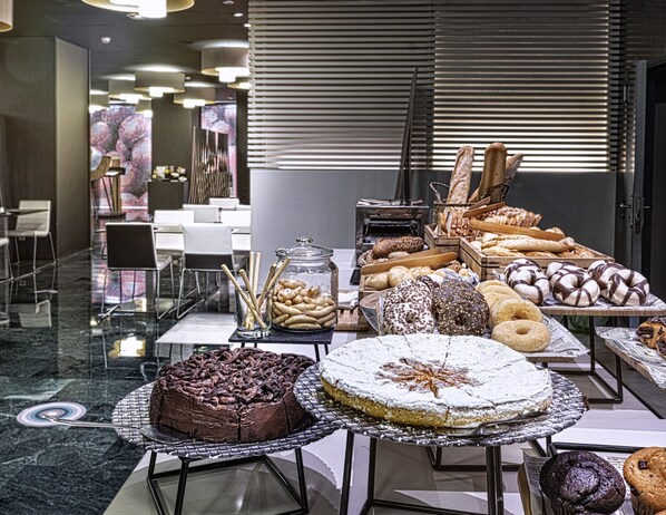Pequeno-almoço tipo buffet diário (24 EUR por pessoa) 