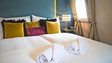 Suite, 1 cama queen-size | Roupa de alta qualidade, minibar, cofre no quarto, secretária