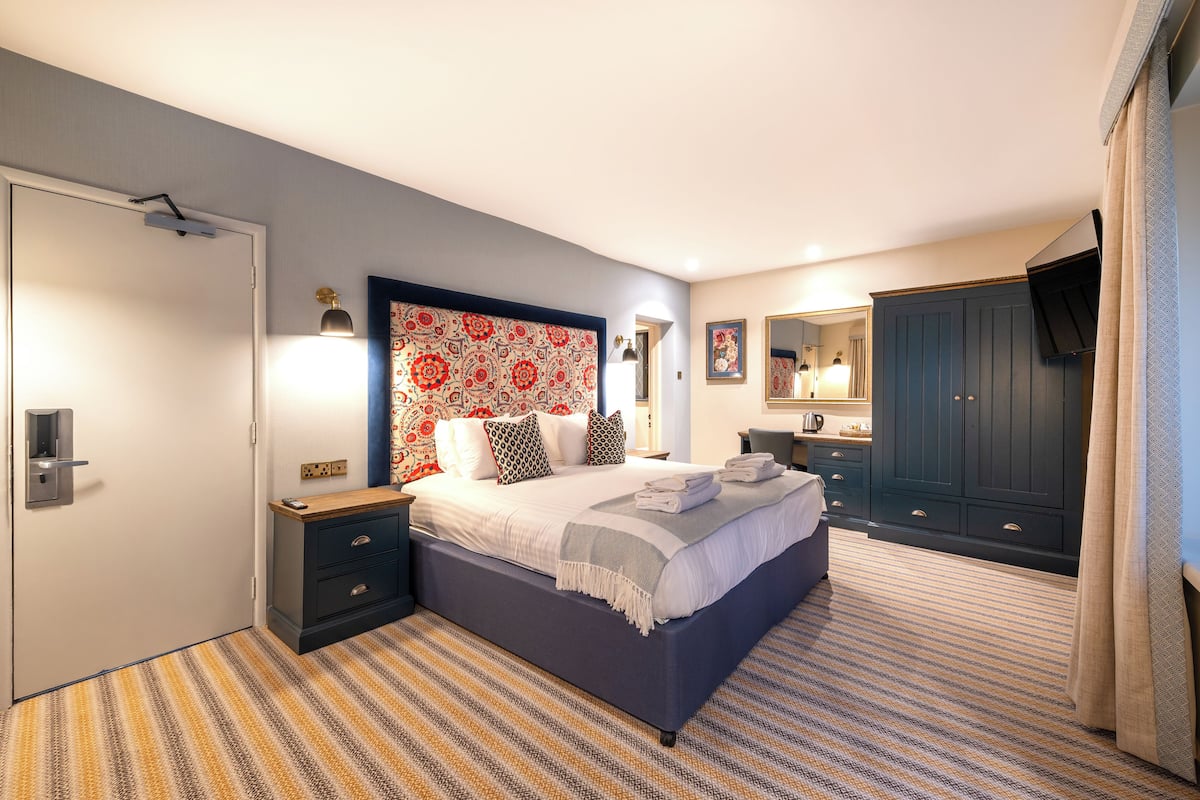 Quarto casal | Roupas de cama antialérgicas, escrivaninha