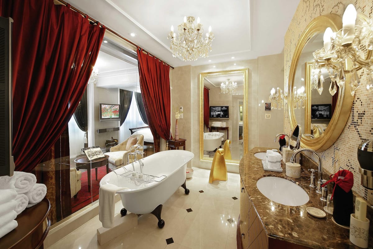 Opera wing, Grand Prestige Suite with Club Privileges and Benefits, King Bed | 1 quarto, roupas de cama premium, edredons de pluma