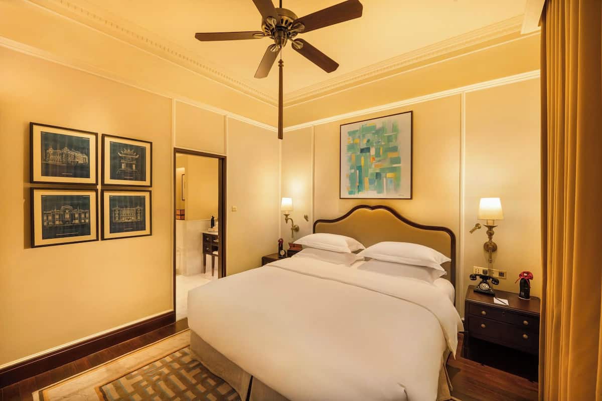 Heritage Wing, Metropole Suite with Metropole Privileges and Benefits, King Bed | 1 quarto, roupas de cama premium, edredons de pluma