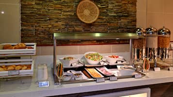 Café da manhã inglês todos os dias (USD 25 por pessoa)