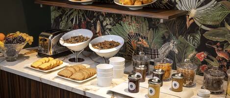 Um buffet com diversos alimentos e acompanhamentos.
