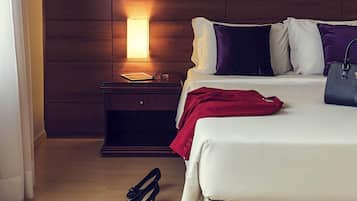 Frigobar, cofres nos quartos, escrivaninha, cortinas blackout