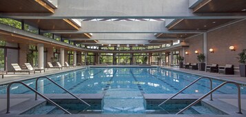 Piscina interna, espreguiçadeiras