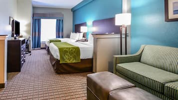 Suite, várias camas, não fumadores, banheira de hidromassagem (2 Queen Beds, 1 Sofa Bed) | Edredões de penas, secretária, ferro/tábua de engomar, Wi-fi grátis