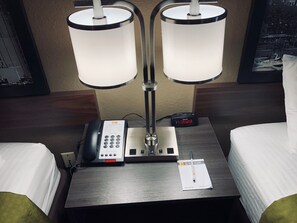 Quarto, 2 camas Queen, para não fumantes | Escrivaninha, Wi-Fi de cortesia, roupa de cama, despertadores