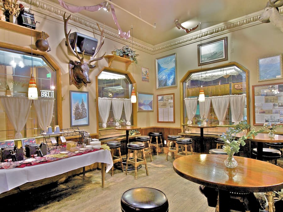 Café da manhã com buffet grátis todos os dias