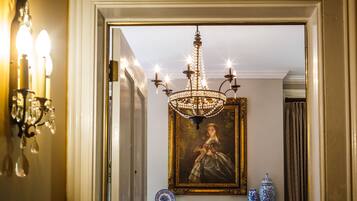 Luxury Main House King - Admiral Turner Room | Roupas de cama premium, cofres nos quartos, individualmente decorados