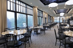 Café da manhã com buffet diário (USD 29.95 por pessoa) 