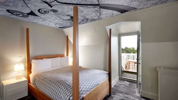 Uma cama com dossel com colcha estampada em padrão geométrico, uma mesa de cabeceira com abajur e um teto com design exclusivo.