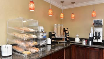 Café da manhã para viagem grátis todos os dias