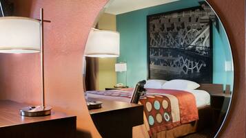 Secretária, cortinas/cortinados opacos, ferro/tábua de engomar