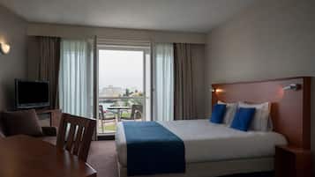 Quarto casal conforto, vista para o porto | Roupas de cama premium, frigobar, escrivaninha, cortinas blackout