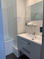 Quarto Twin Standard, 2 camas individuais | Casa de banho | Um secador de cabelo, toalhas fornecidas 