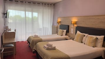 Quarto Triplo | Secretária, Wi-fi grátis, roupa de cama fornecida