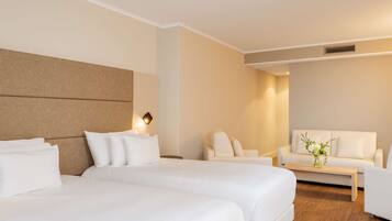 Roupa hipoalergénica, camas de colchão pillowtop, minibar