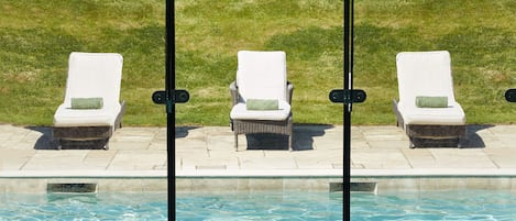 Piscina interna, piscina externa, espreguiçadeiras