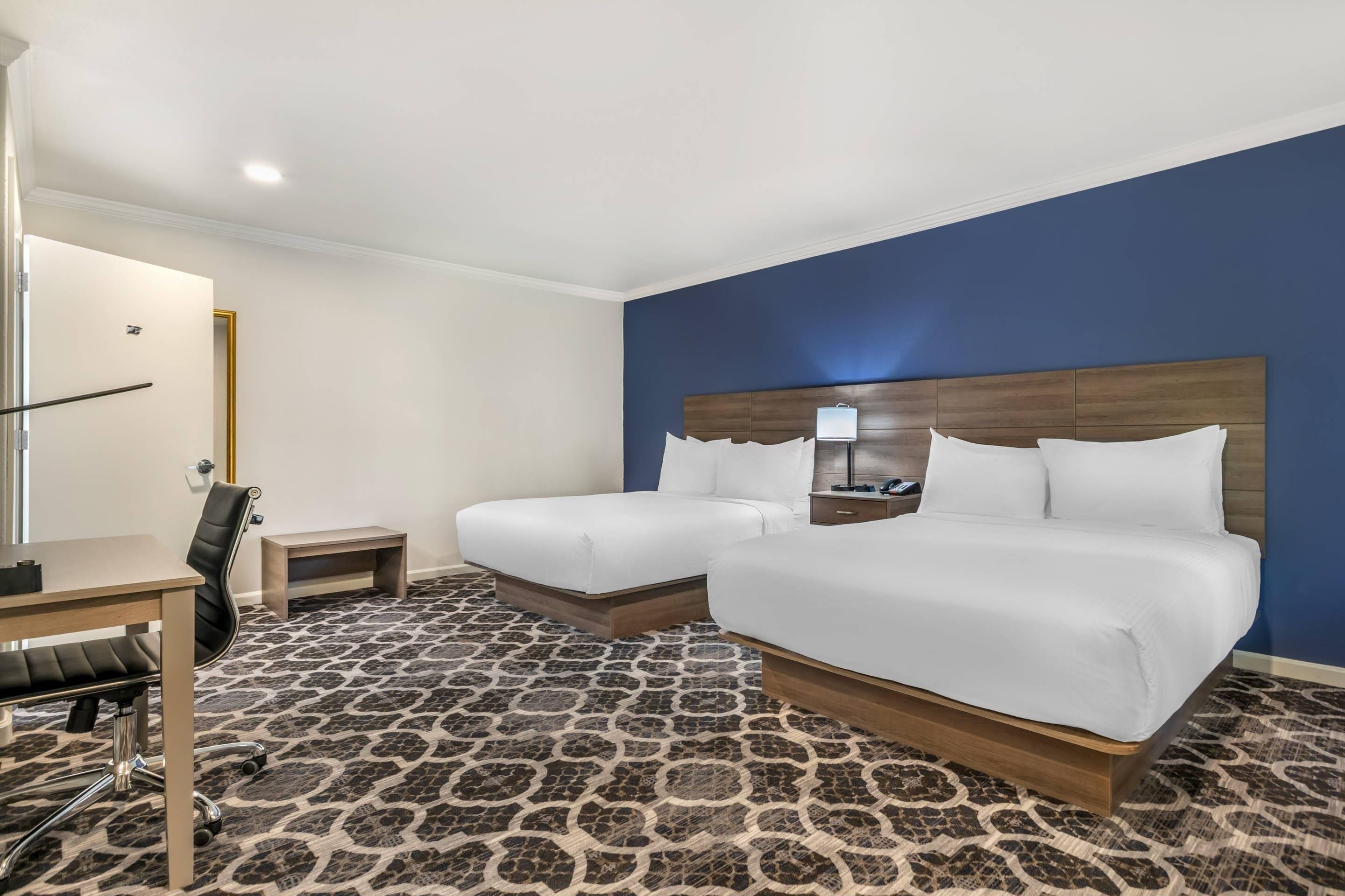 Quarto, 2 camas queen-size, acessível, não fumadores | Edredões de penas, secretária 