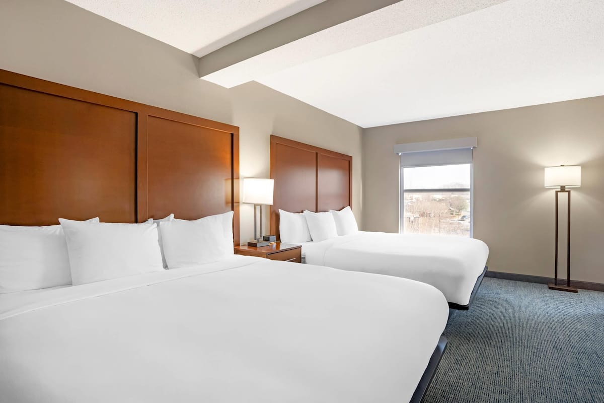 Suite, Non Smoking (2 King Beds) | Secretária, secretária adequada para computadores portáteis