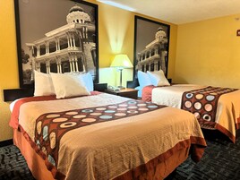 Quarto standard, 2 camas Queen, para fumantes | Escrivaninha, ferros/tábuas de passar roupa, berços grátis