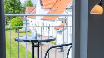 Quarto superior, 2 camas de solteiro | Roupas de cama antialérgicas, escrivaninha, cortinas blackout