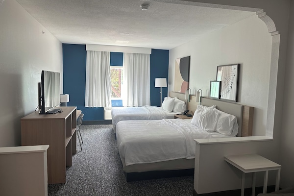 Quarto, 2 camas queen-size | Cofre no quarto, secretária, ferro/tábua de engomar, Wi-fi grátis